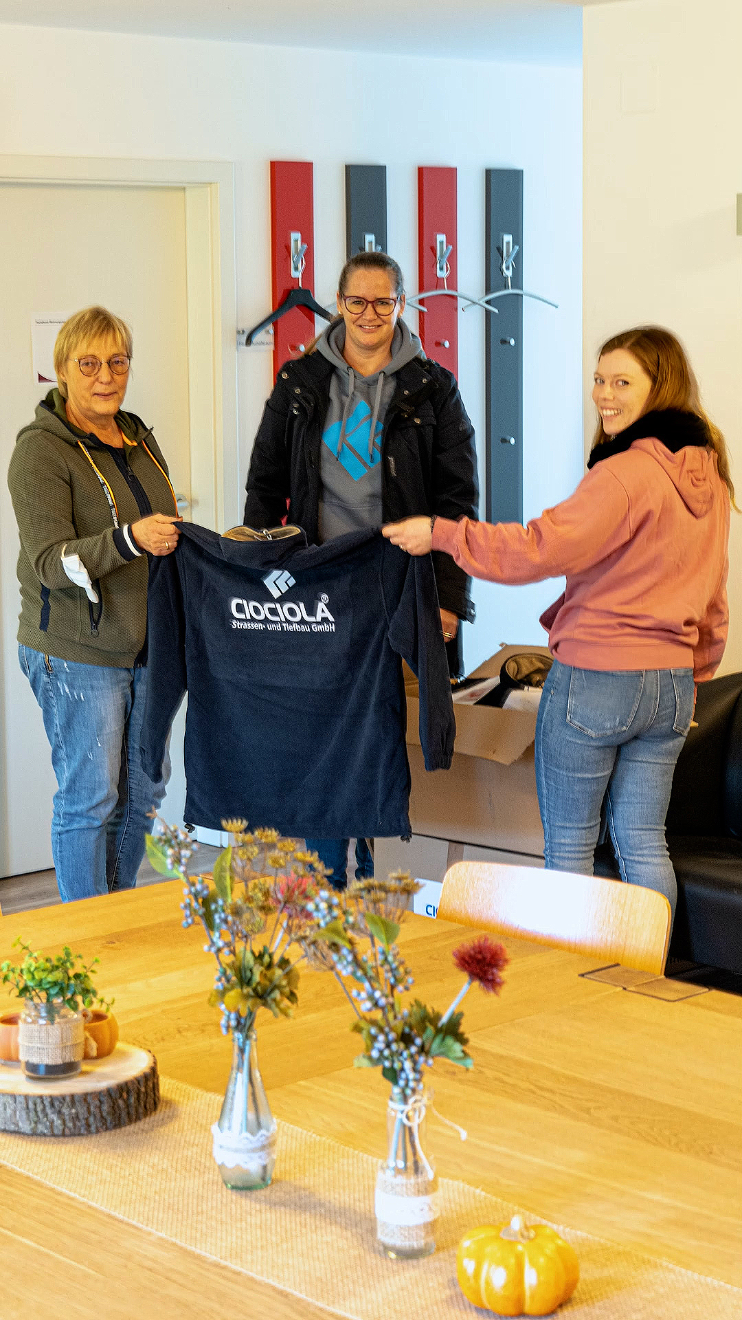 Fleecepullover-Spende an den SkF | CIOCIOLA Gruppe